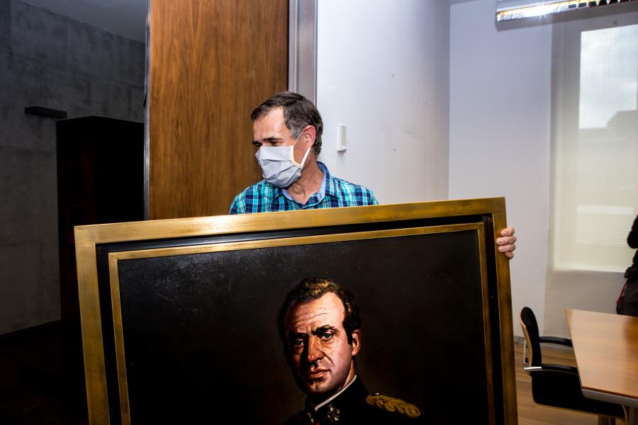El Parlamento de Navarra acuerda la retirada del cuadro retrato del ...
